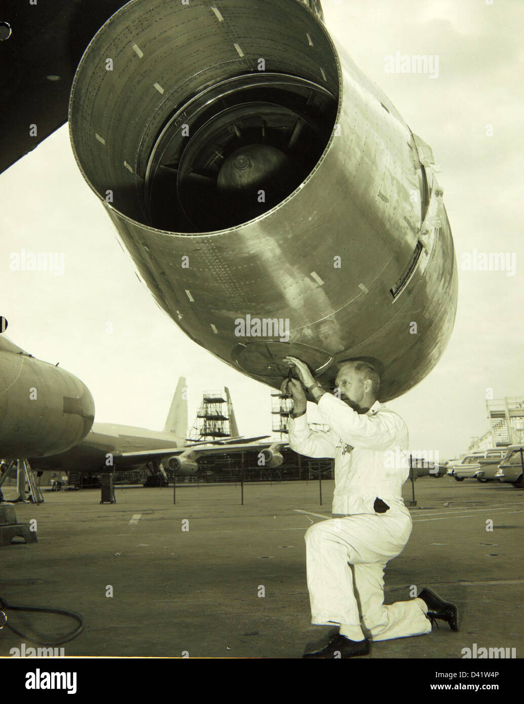 The Convair 880 was a twin-engine commercial jet airliner developed in ...