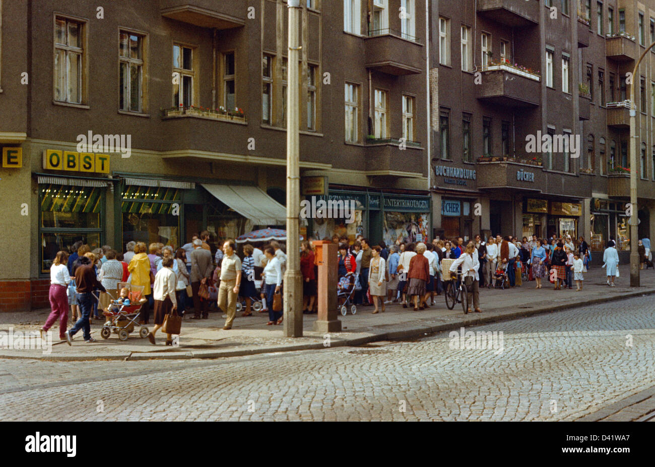 Queue outside a shop hi-res stock photography and images - Alamy