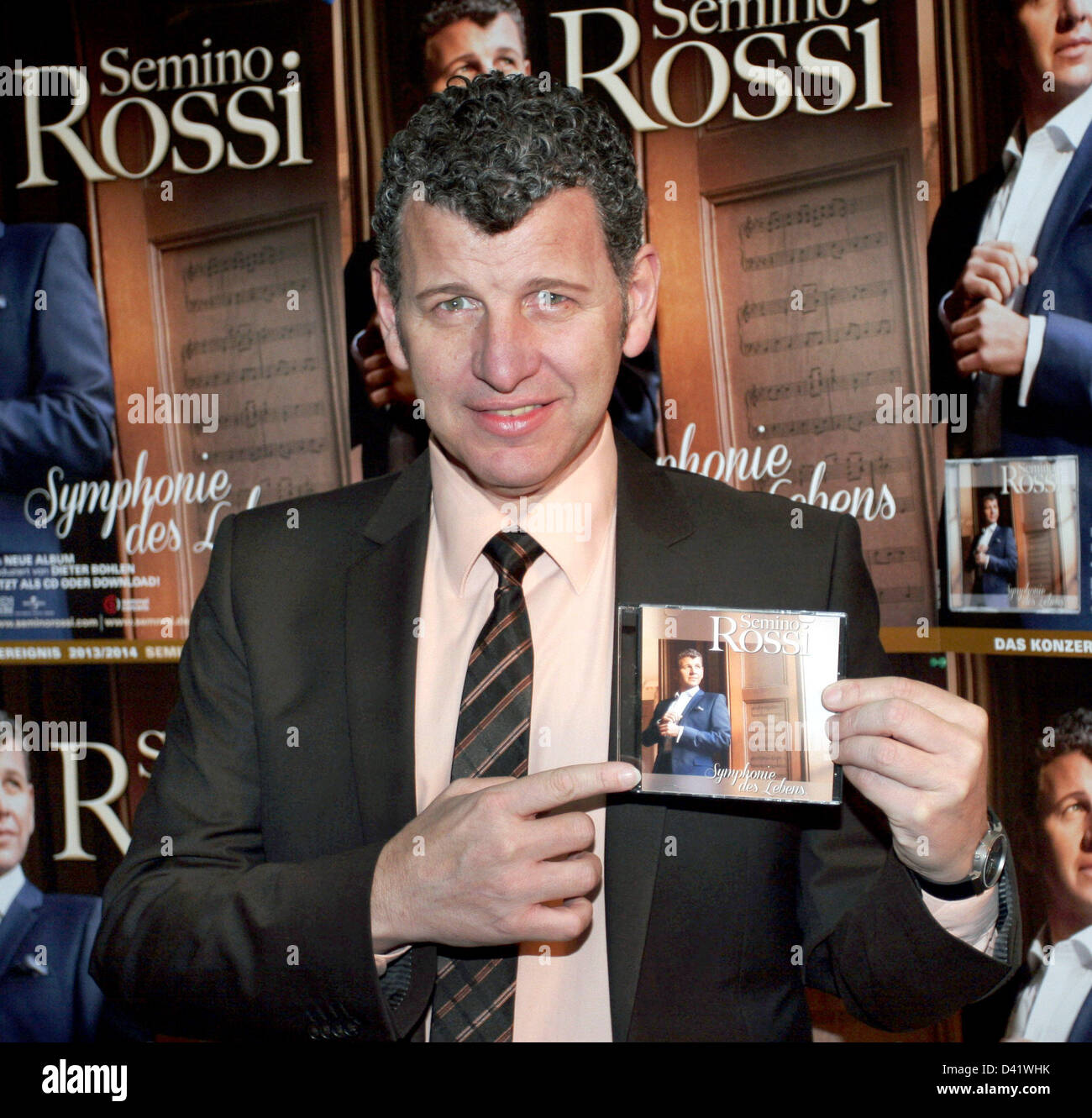 Semino rossi hi-res stock photography and images - Alamy