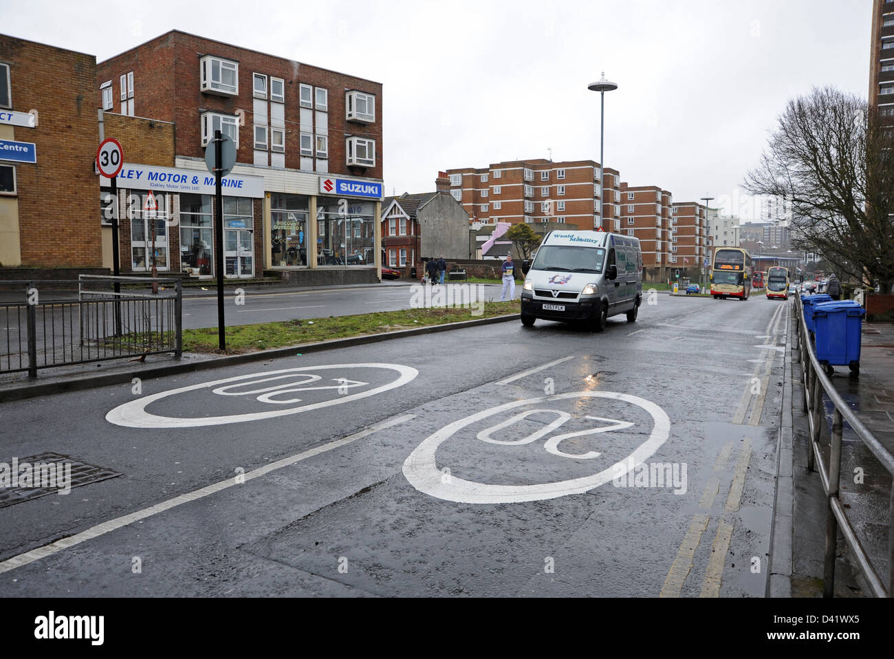 20 mph speed limit markings hi-res stock photography and images - Alamy
