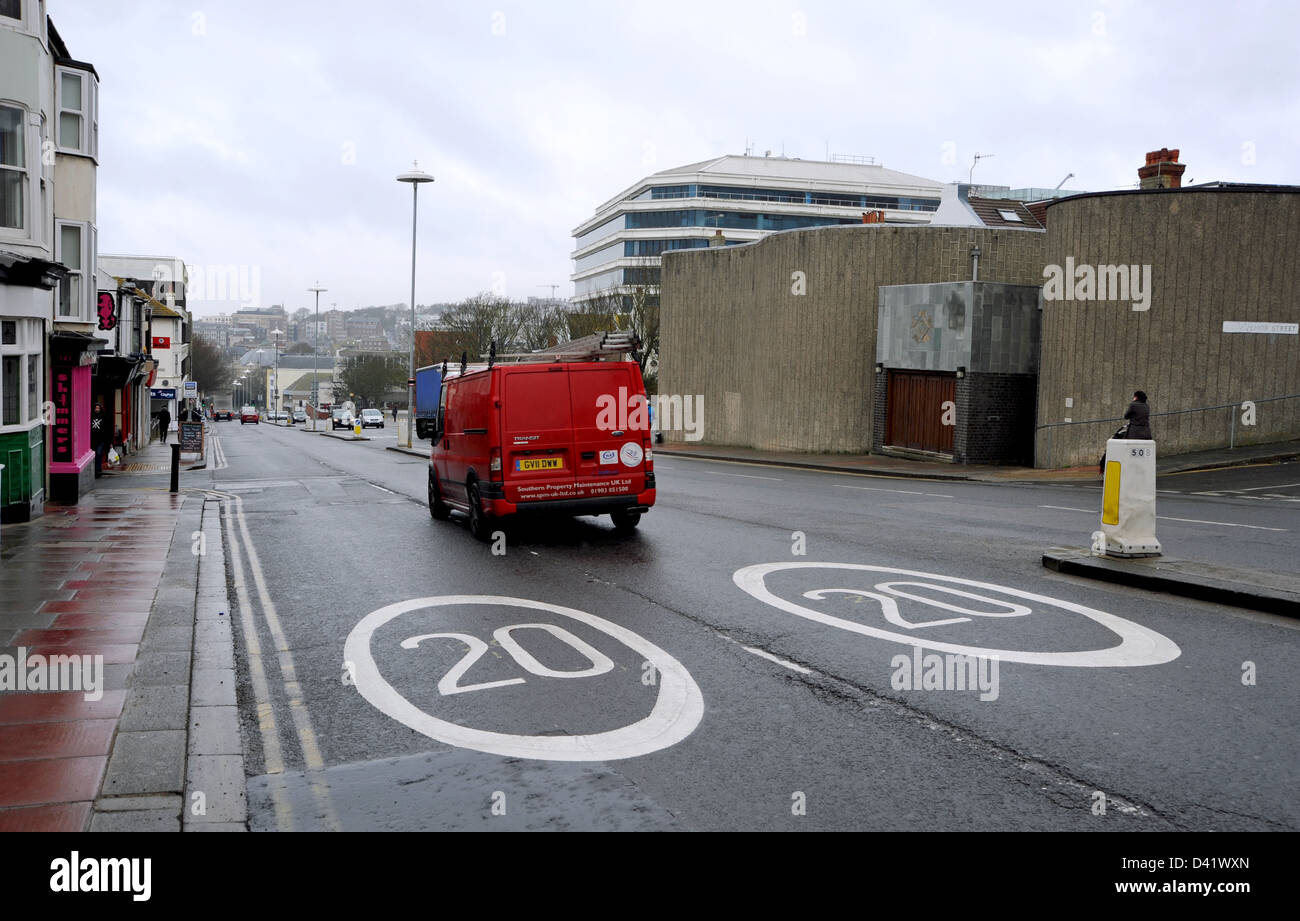 20 mph speed limit markings hi-res stock photography and images - Alamy