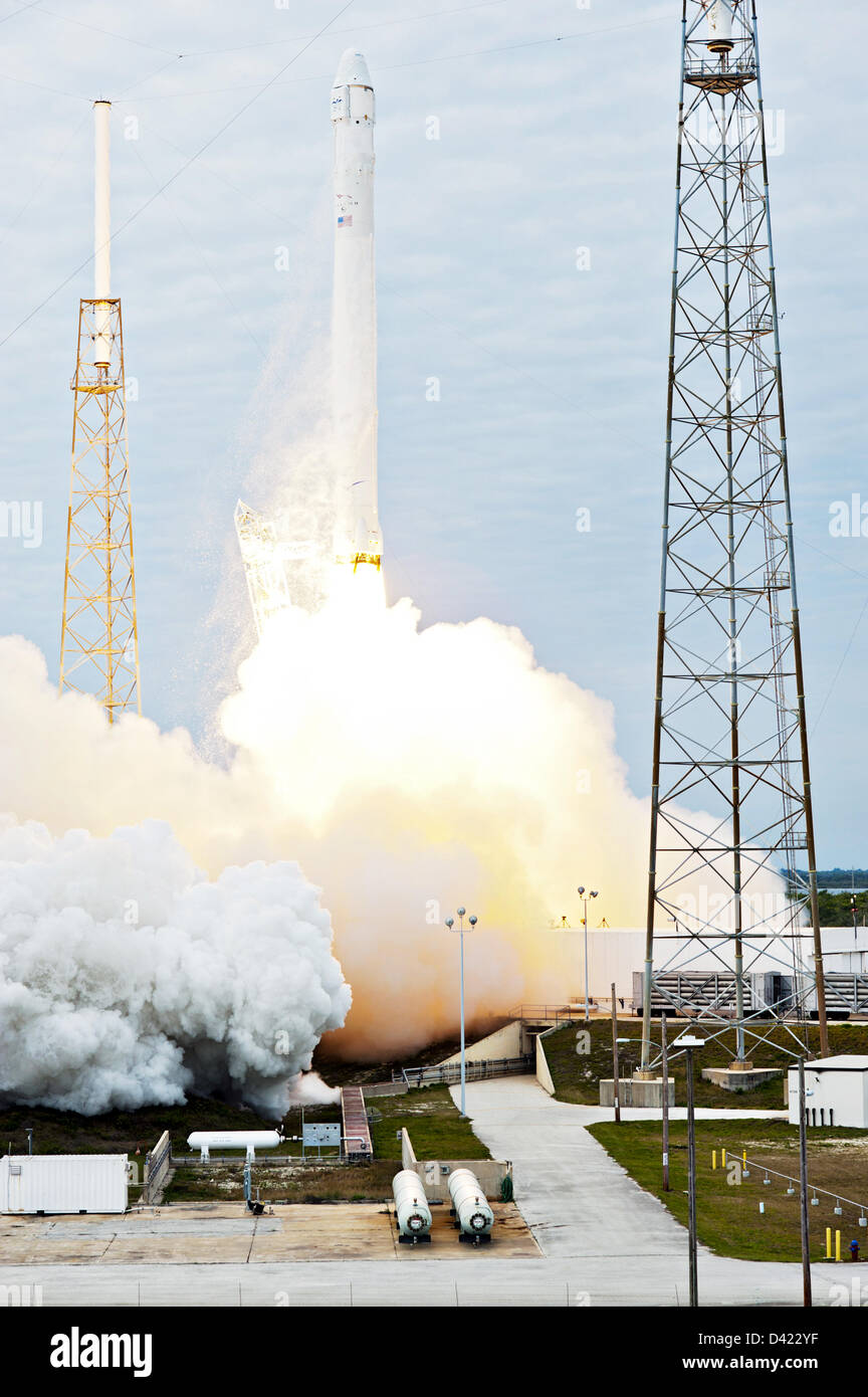 The SpaceX Falcon 9 commercial launch rocket blasts off with the Dragon ...