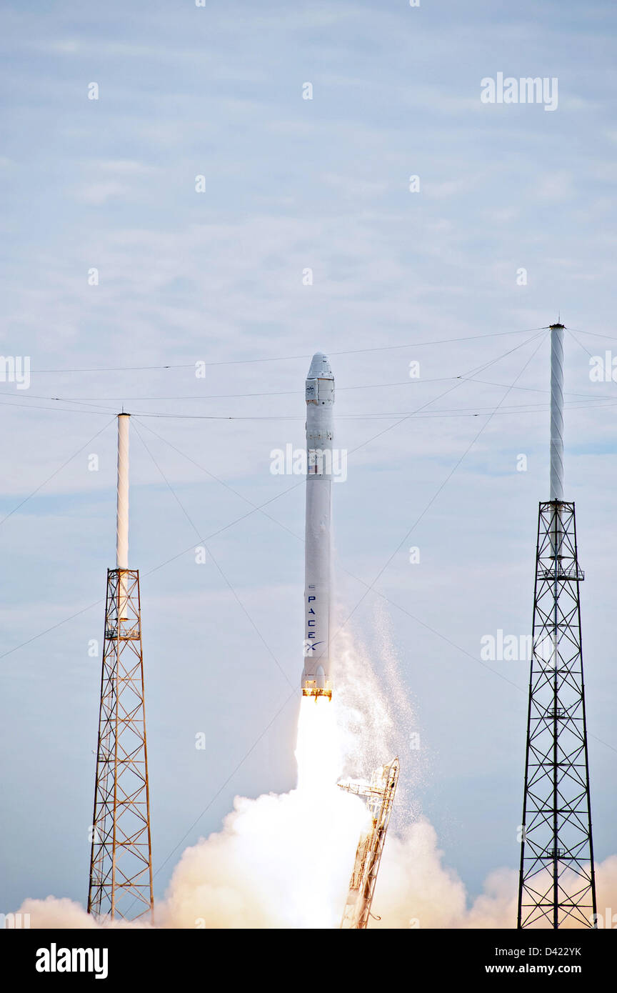 The SpaceX Falcon 9 commercial launch rocket blasts off with the Dragon ...