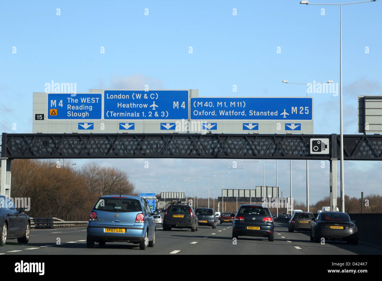 Traffic on Motorway M25 at M4 Junction England Stock Photo - Alamy