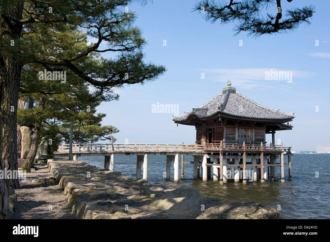 Ukimido floating hall at Mangetsuji Temple sits on stilts above the ...