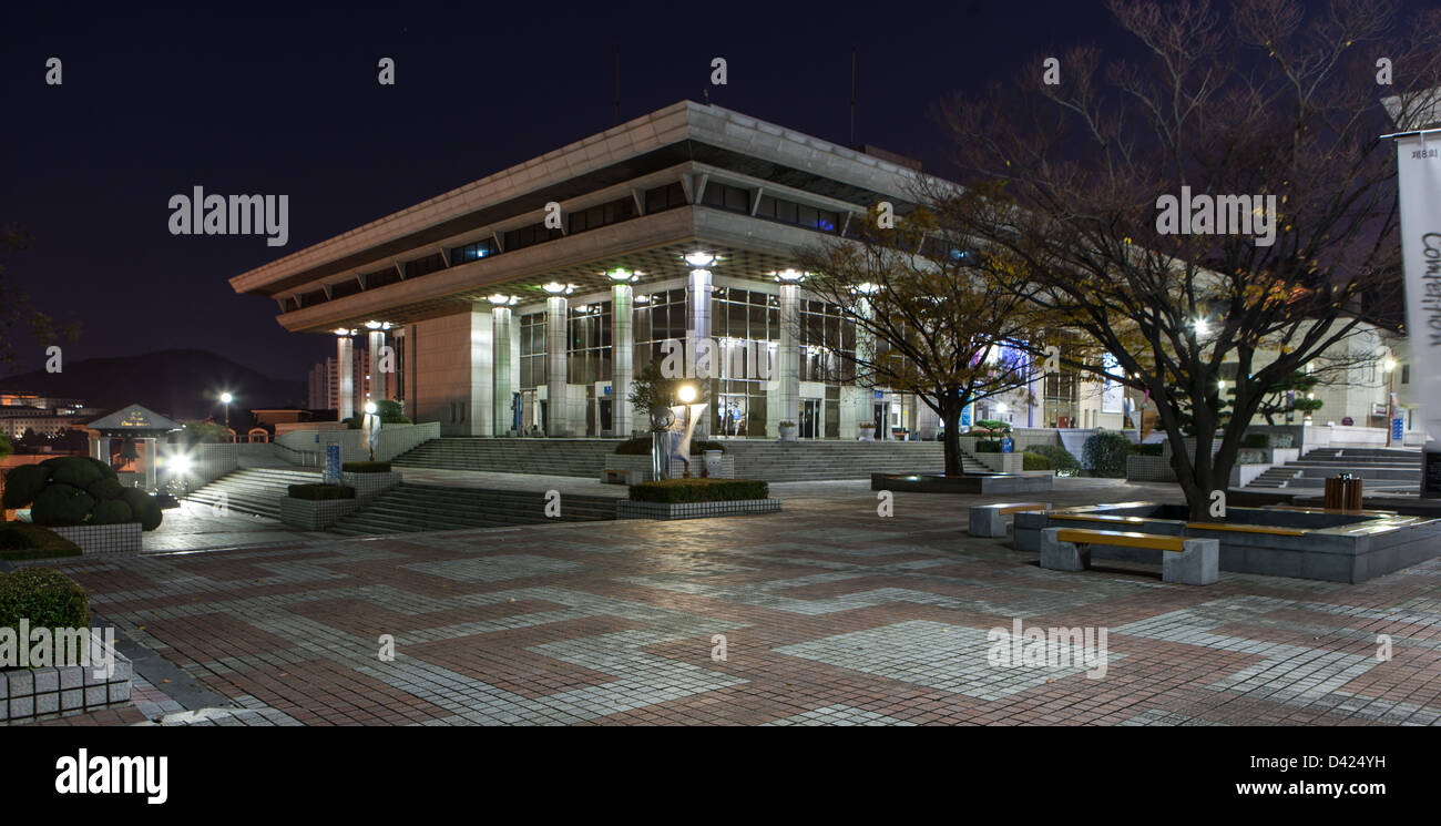 Municipal auditorium building square hi-res stock photography and ...