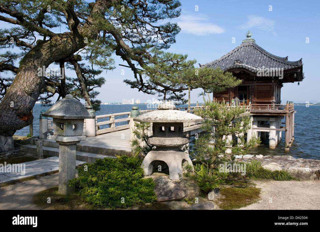 Ukimido floating hall at Mangetsuji Temple sits on stilts above the ...
