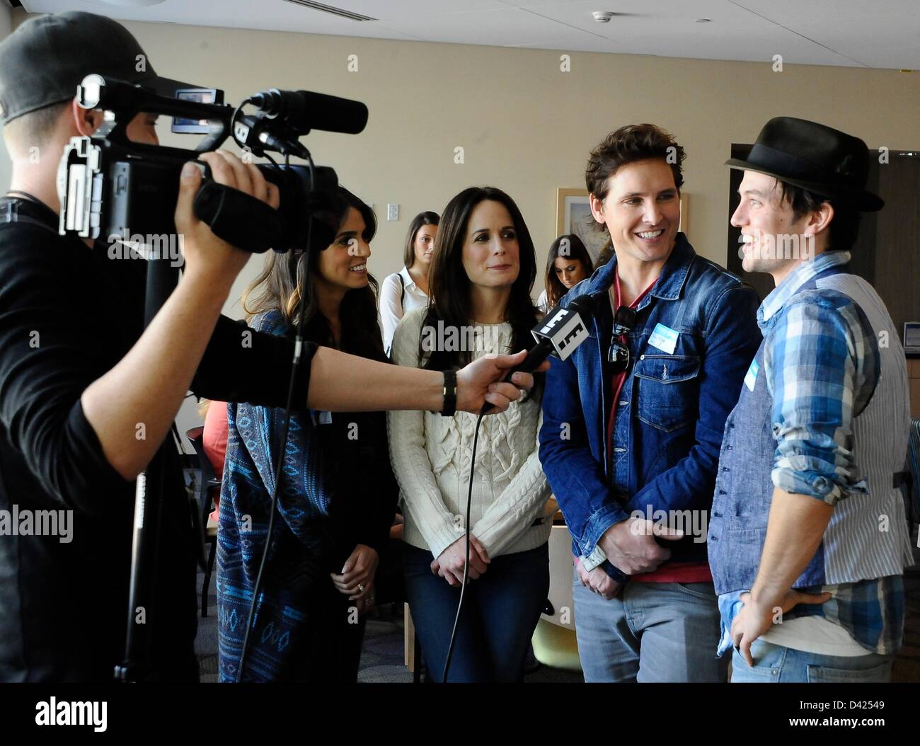 Peter facinelli jackson rathbone pose hi-res stock photography and ...