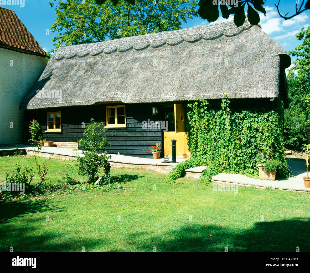 Small thatched barn hi-res stock photography and images - Alamy