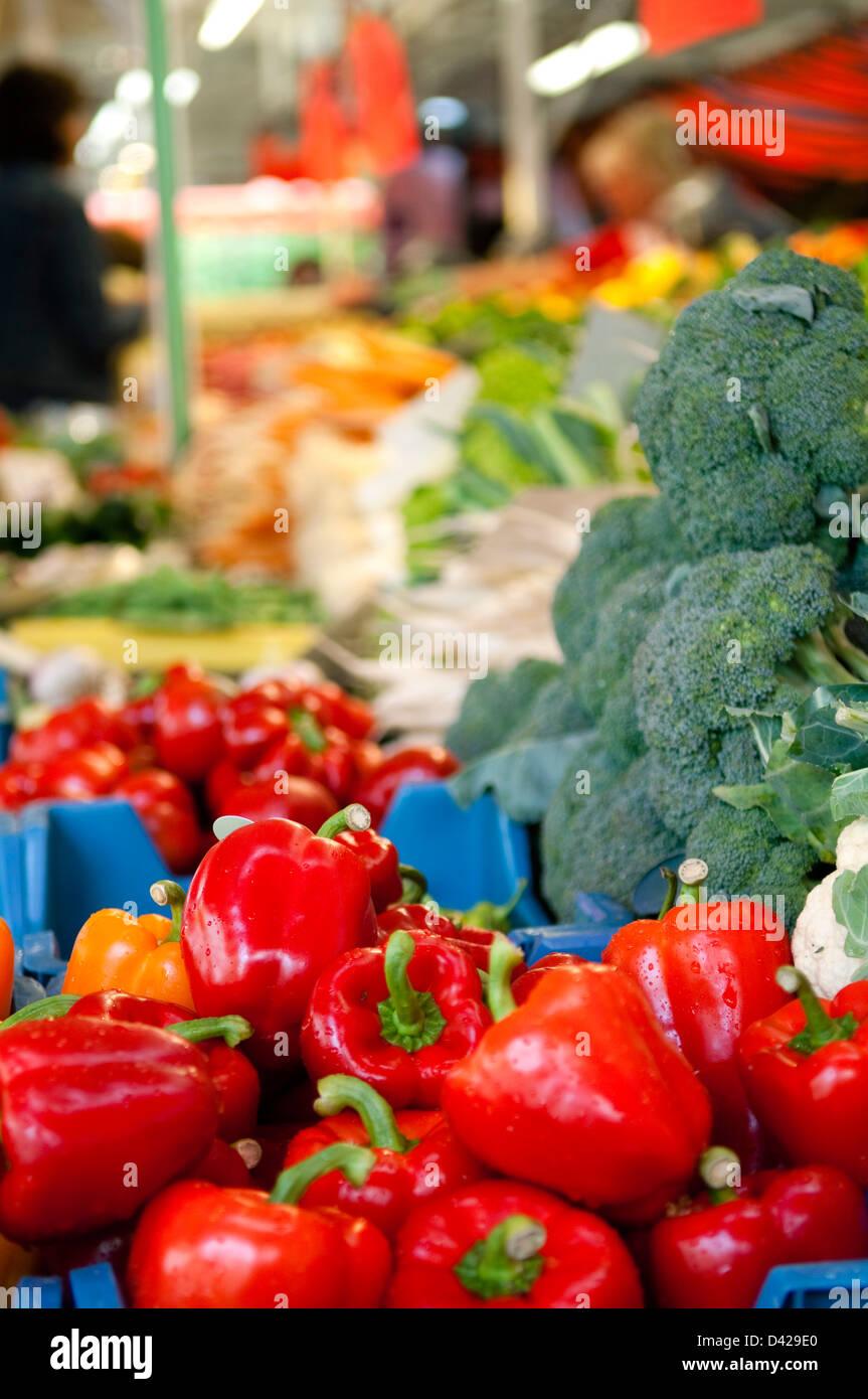 Vegetables on market stall Stock Photo - Alamy
