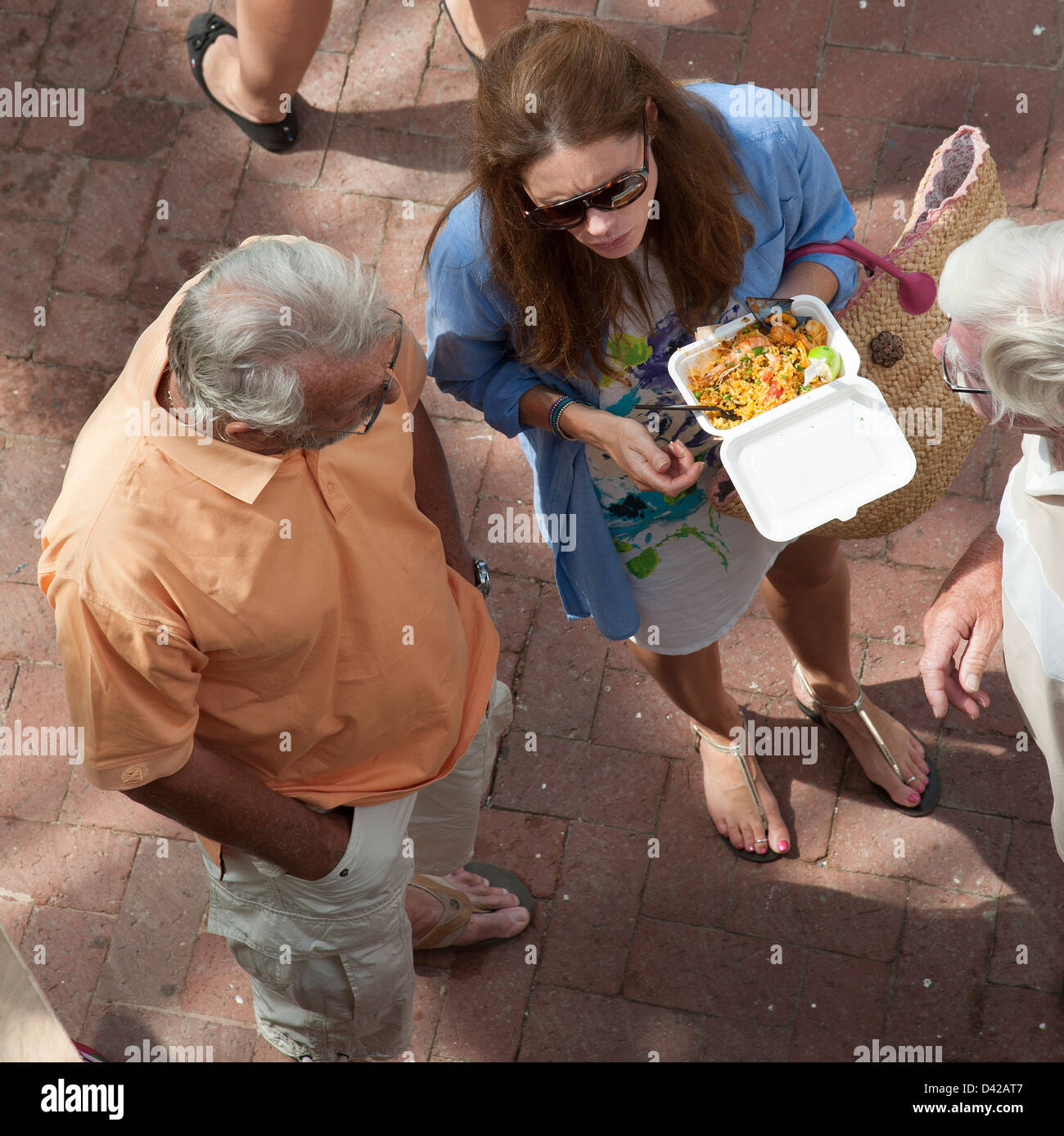 Working lunch. Woman talking and eating takeaway meal Stock Photo - Alamy
