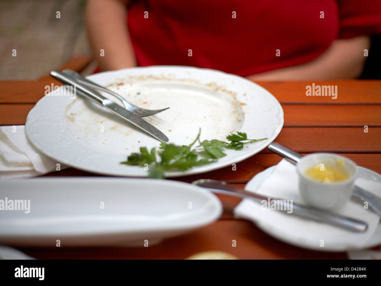 Empty plates hi-res stock photography and images - Alamy