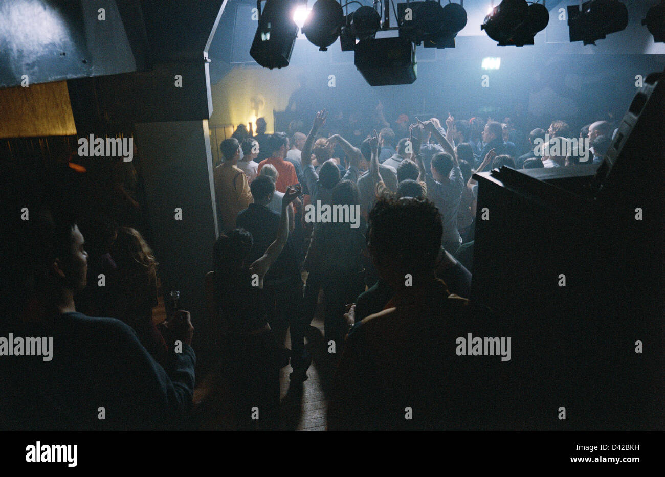 Crowded dancefloor hi-res stock photography and images - Alamy
