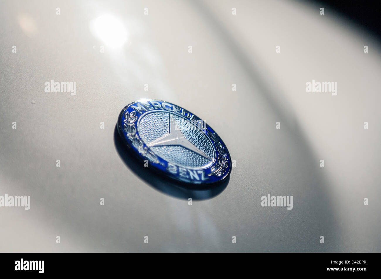Classic car Mercedes Benz badge - Close Up Stock Photo - Alamy