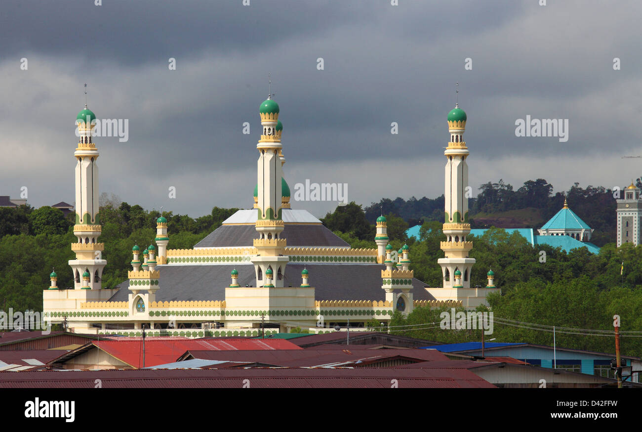 Brunei, Bandar Seri Begawan, Kampong Ayer, water village, mosque Stock ...