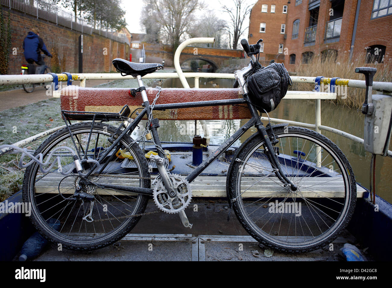 Oxford canal and bicycle hi-res stock photography and images - Alamy