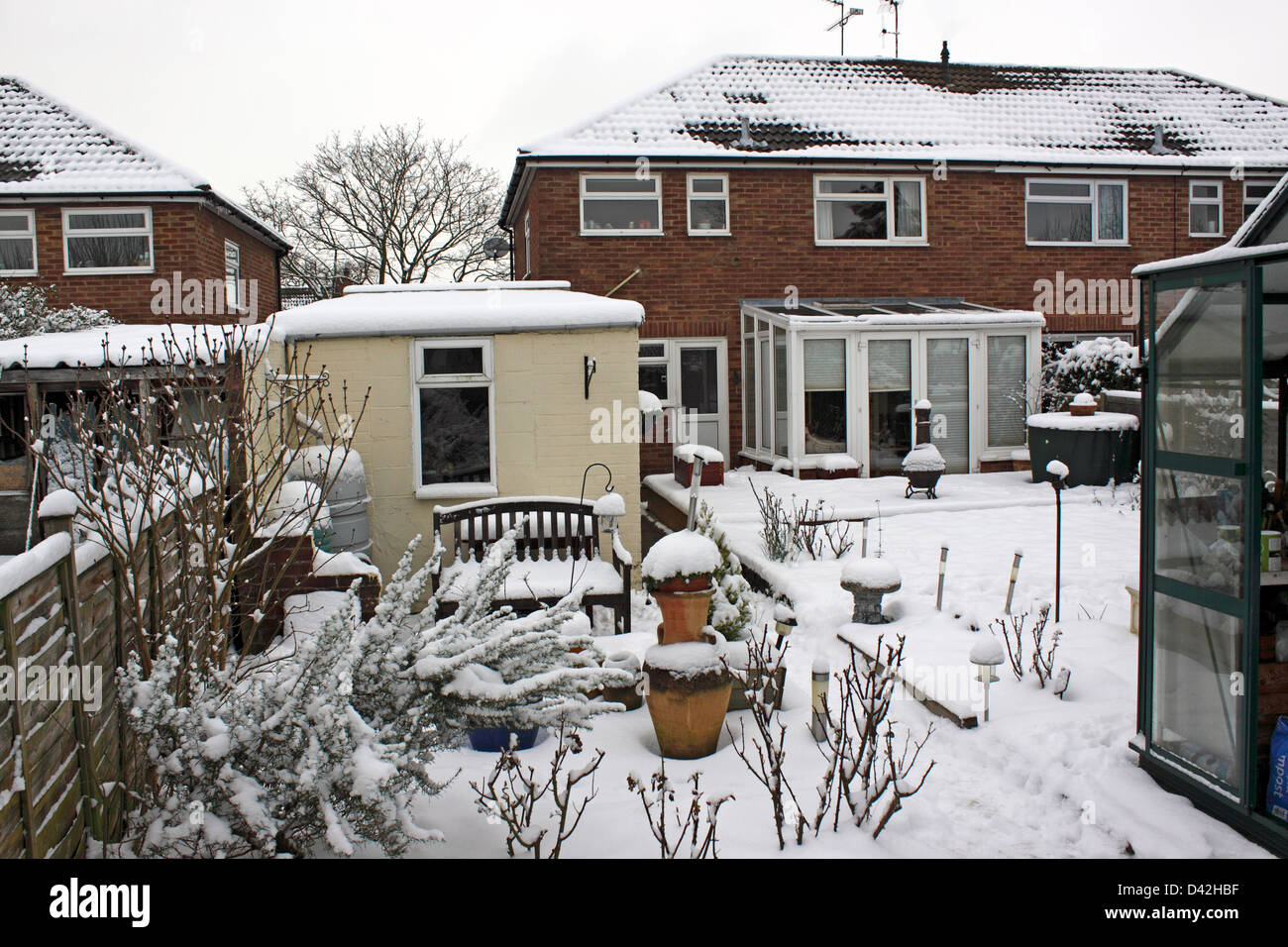 A SNOW COVERED ENGLISH DOMESTIC BACK GARDEN. UK Stock Photo - Alamy