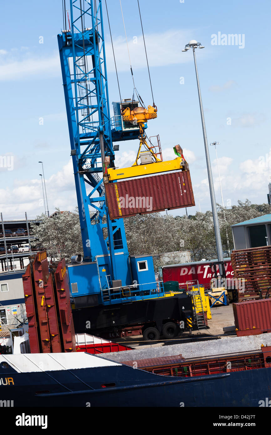 Loading container ship Southampton Docks Stock Photo - Alamy