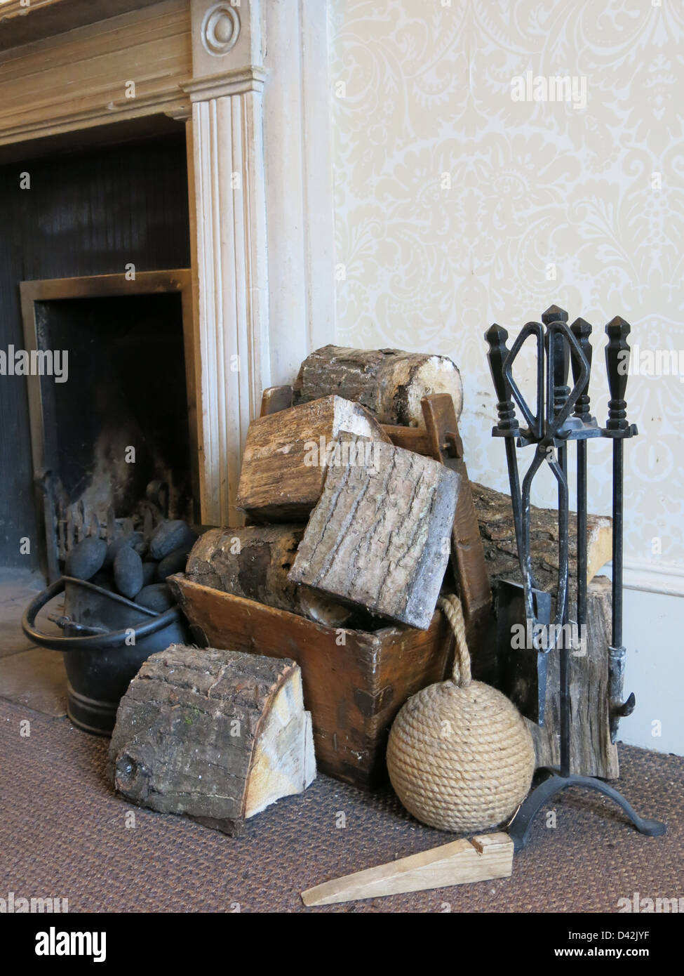 Traditional fireplace hi-res stock photography and images - Alamy