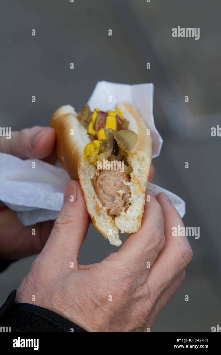 Football england fans eating hi-res stock photography and images - Alamy