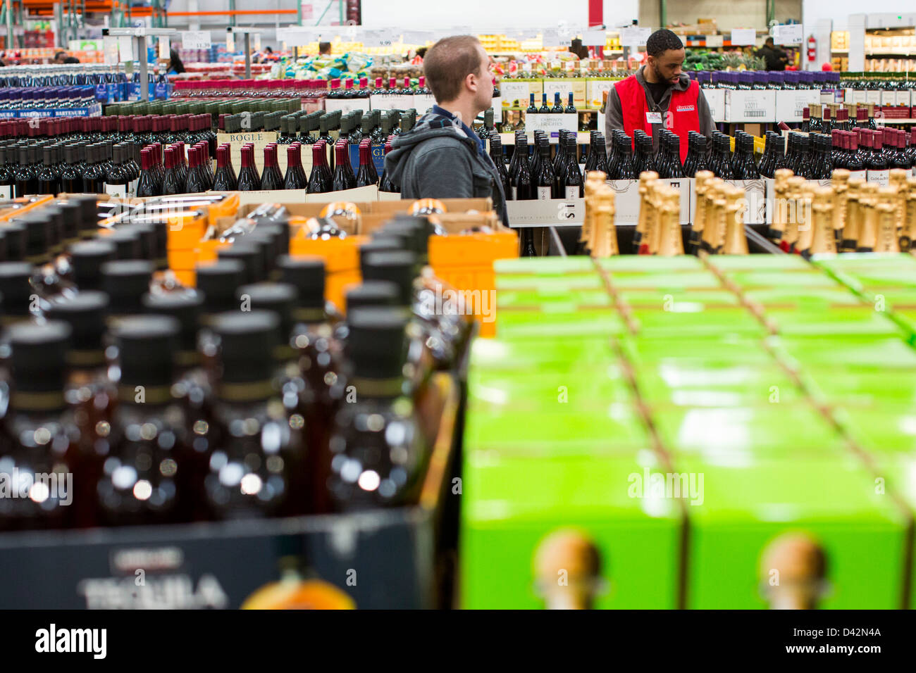 Customers shopping in beer wine hi-res stock photography and images - Alamy