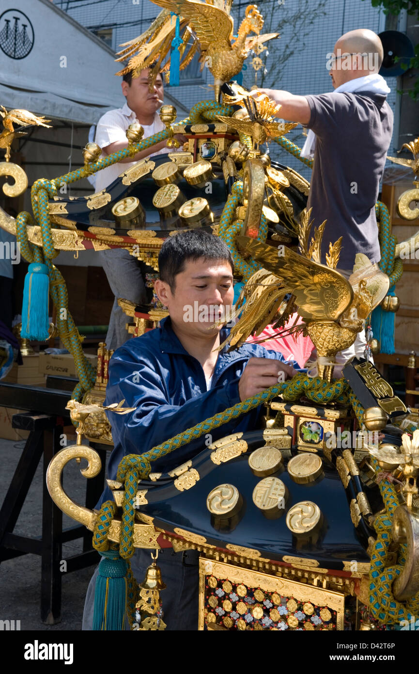 Golden mikoshi hi-res stock photography and images - Alamy