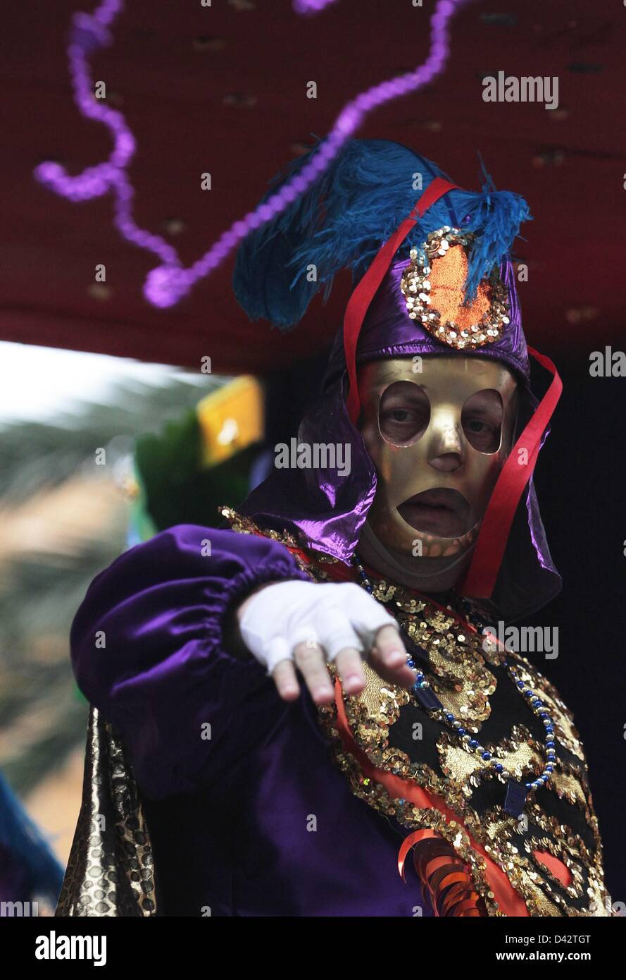Mardi gras new orleans float crowd hi-res stock photography and images ...