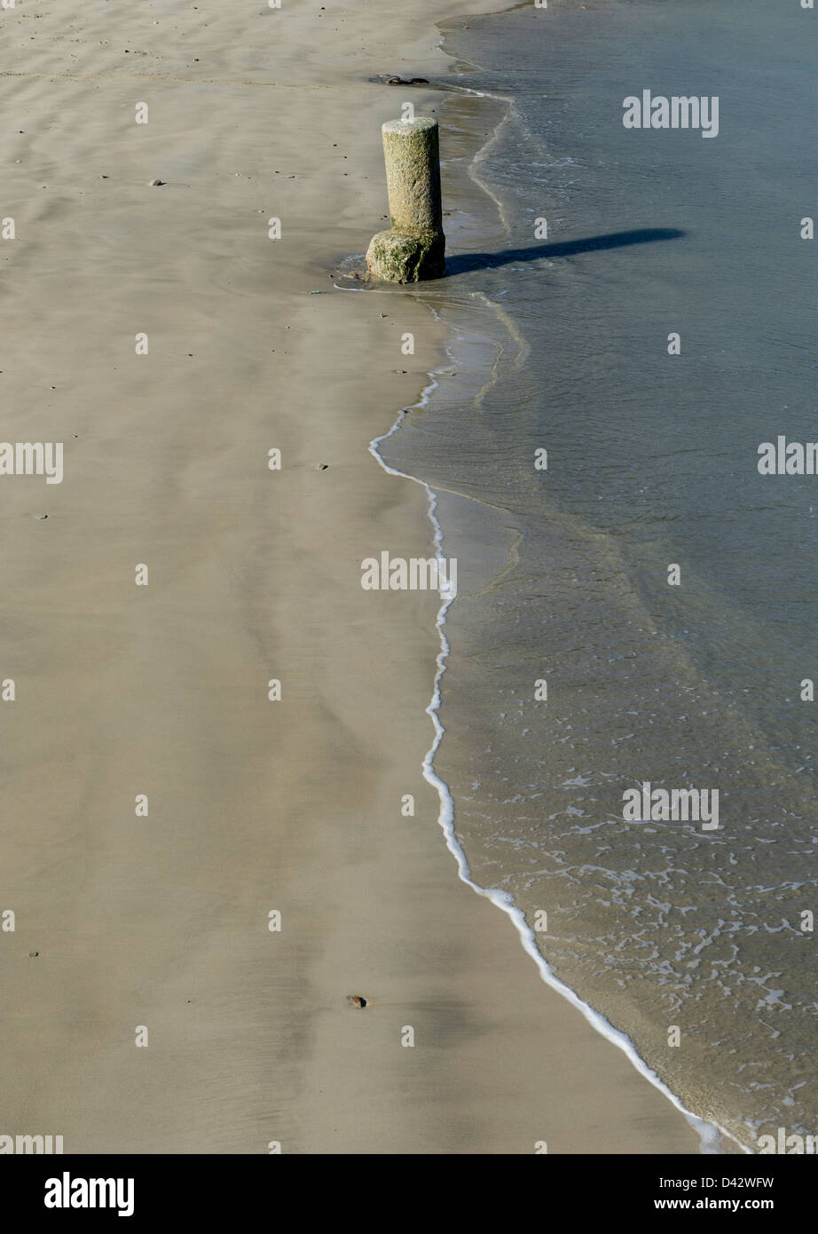 A granite mooring post set into the sand in Newquay Harbour Stock Photo ...