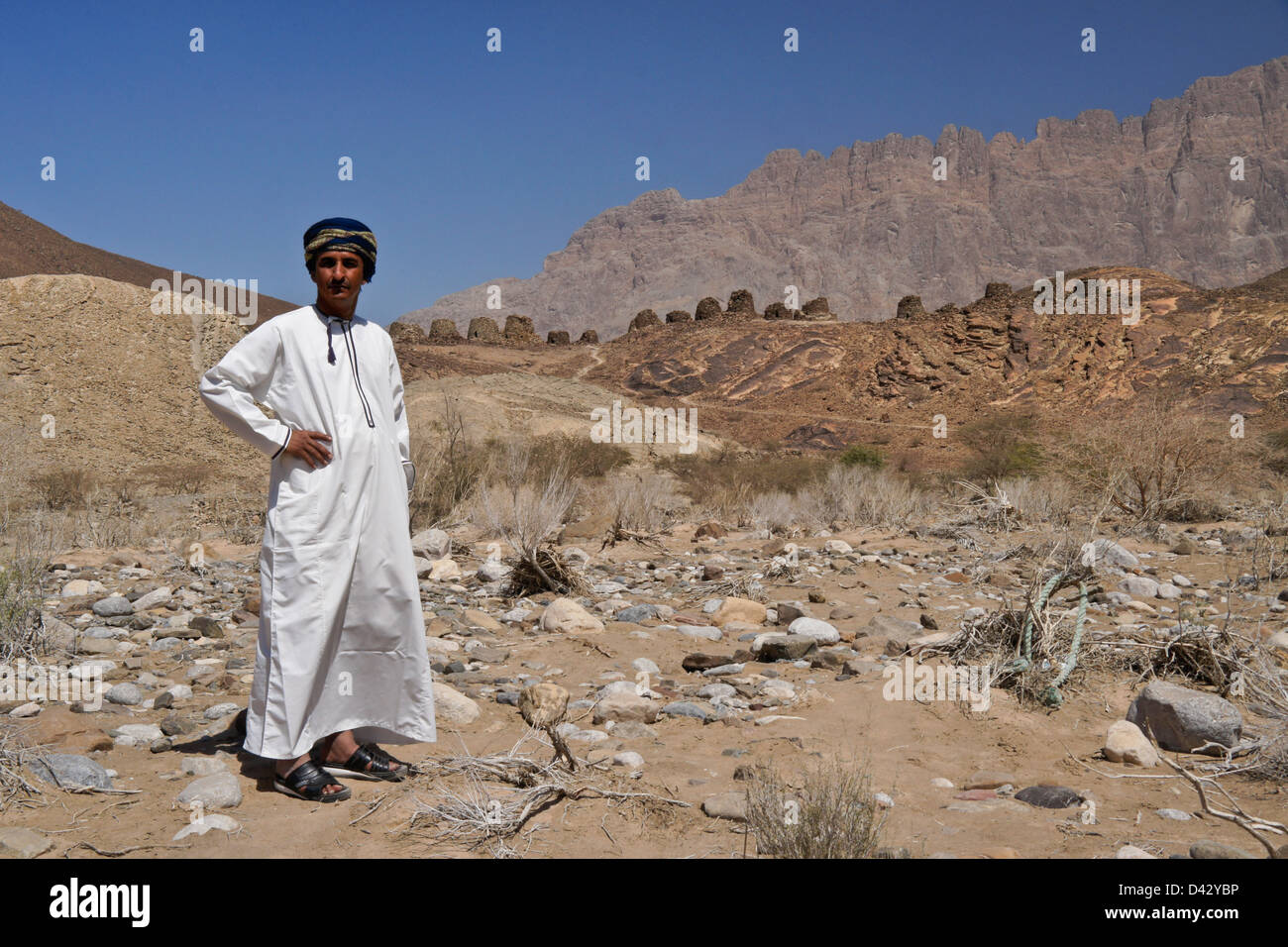 Jebel Misht and Qubur Juhhal beehive tombs at Al-Ayn, Oman Stock Photo ...