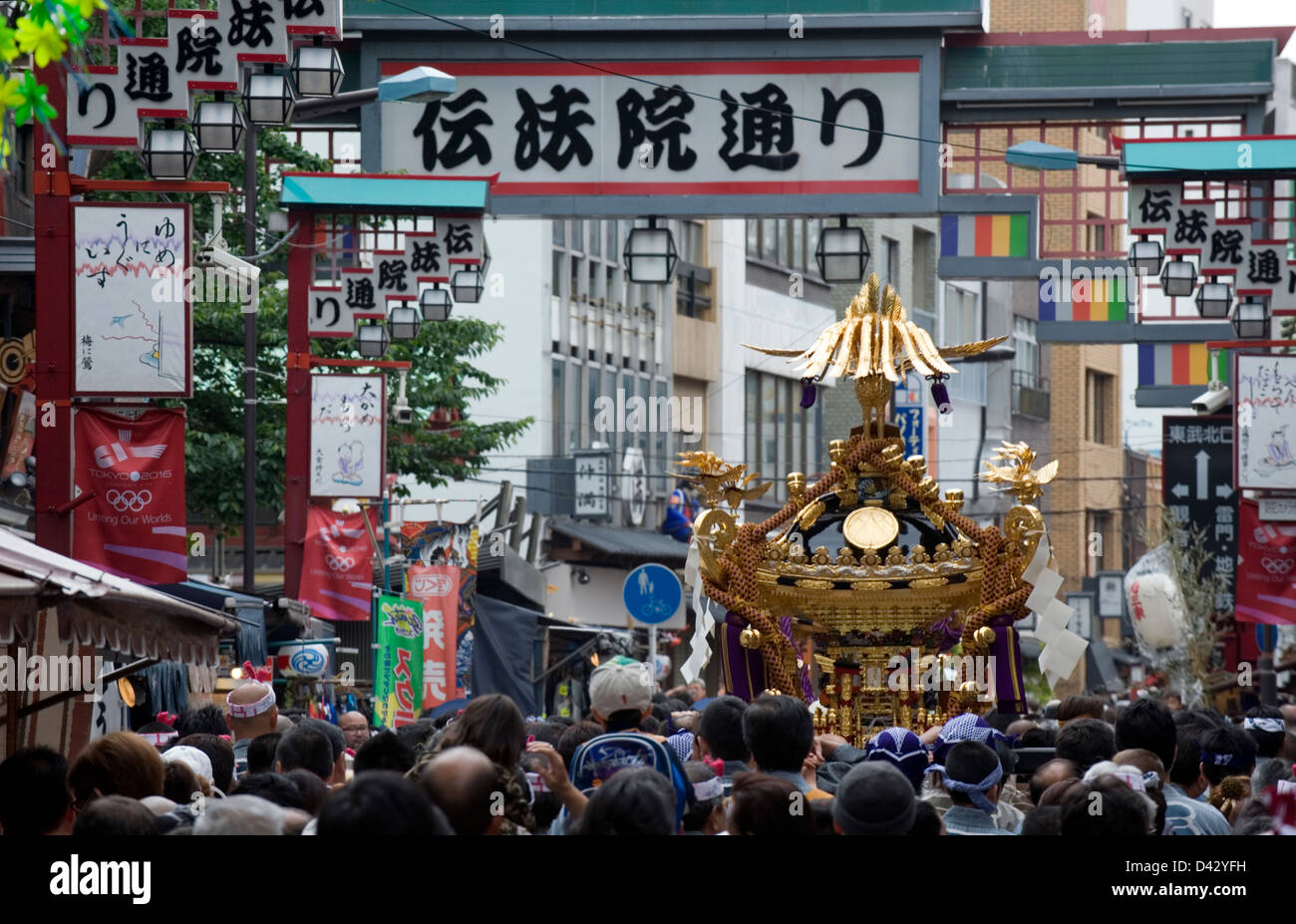 Japanese people carrying a mikoshi hi-res stock photography and images ...