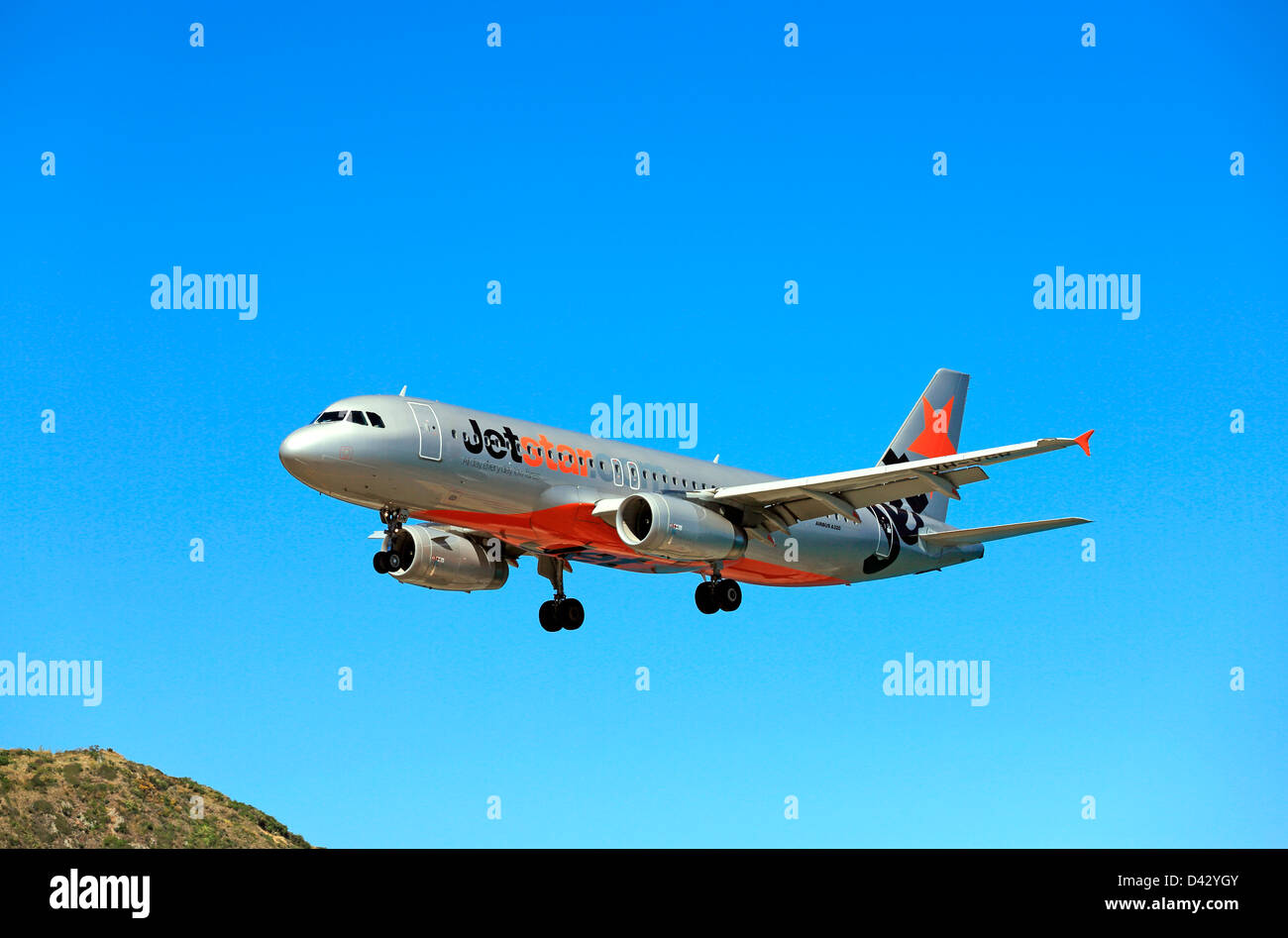Jetstar Boeing 737 landing at Wellington Airport Stock Photo - Alamy