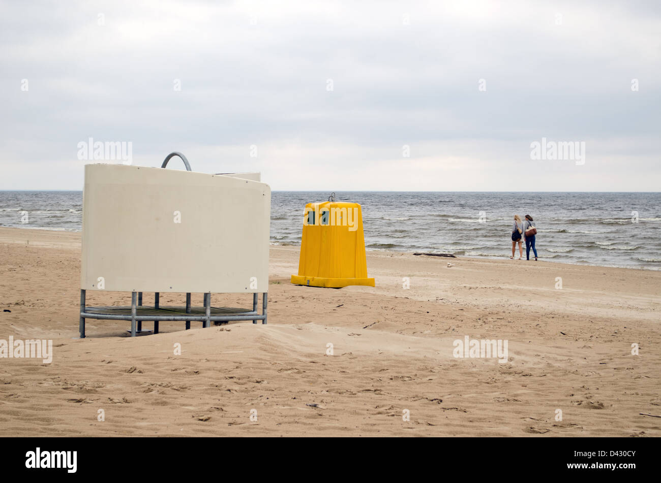 Changing clothes beach hi-res stock photography and images - Alamy