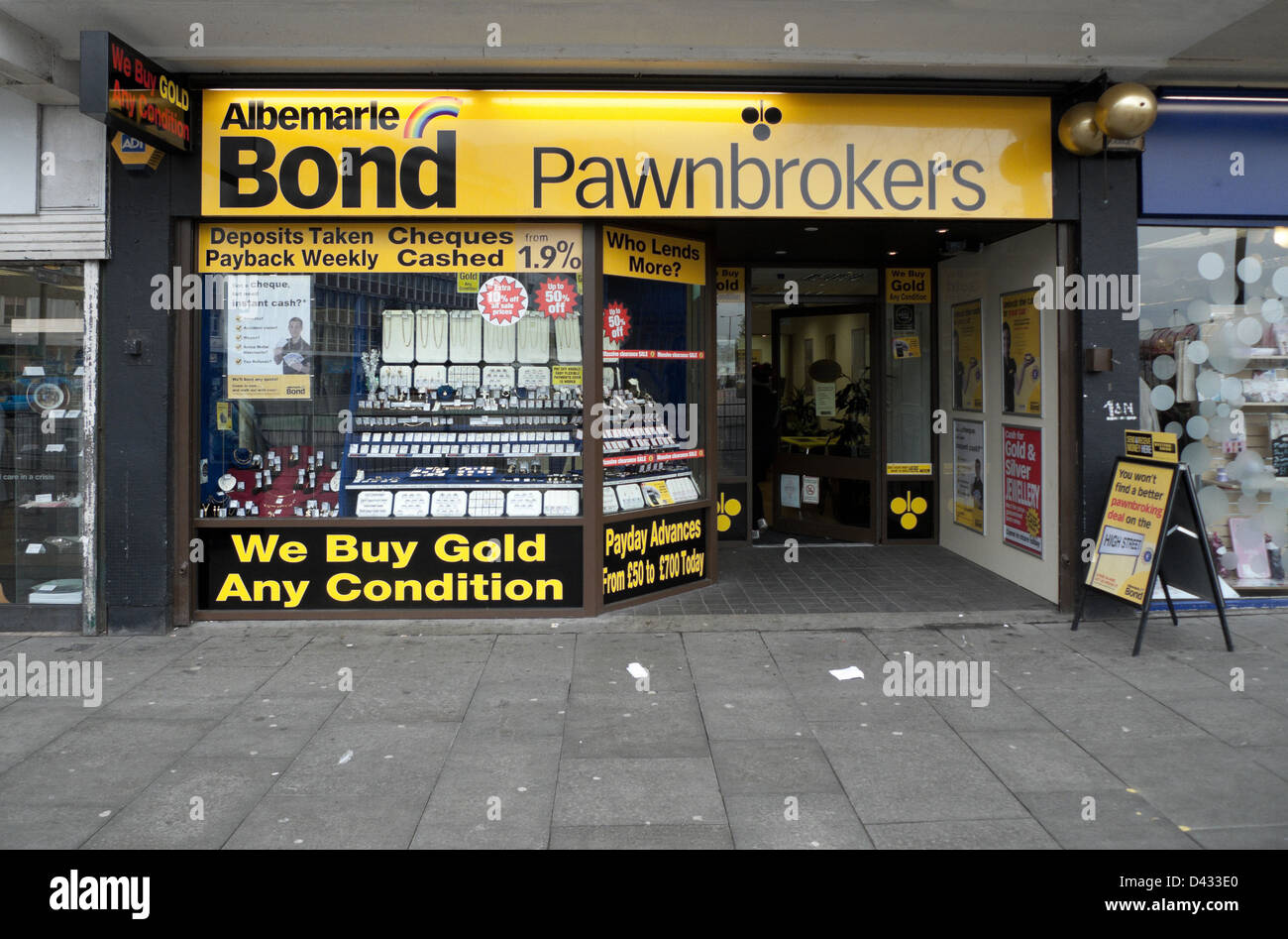 Welsh gold sign hi-res stock photography and images - Alamy