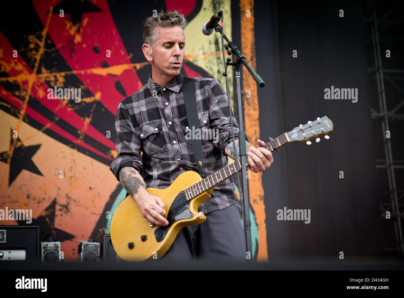 Jonny wickersham of social distortion hi-res stock photography and ...