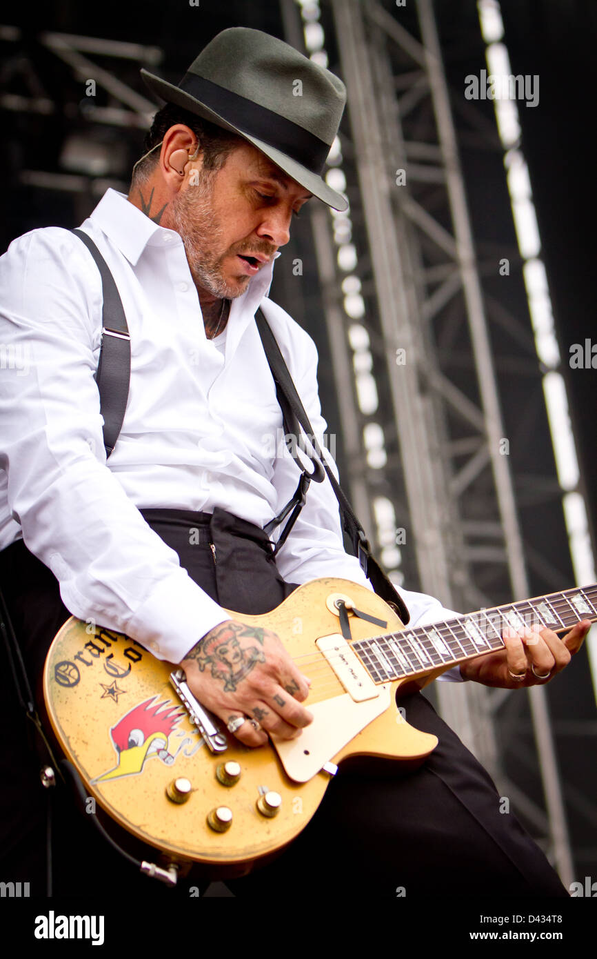 Jonny wickersham of social distortion hi-res stock photography and ...