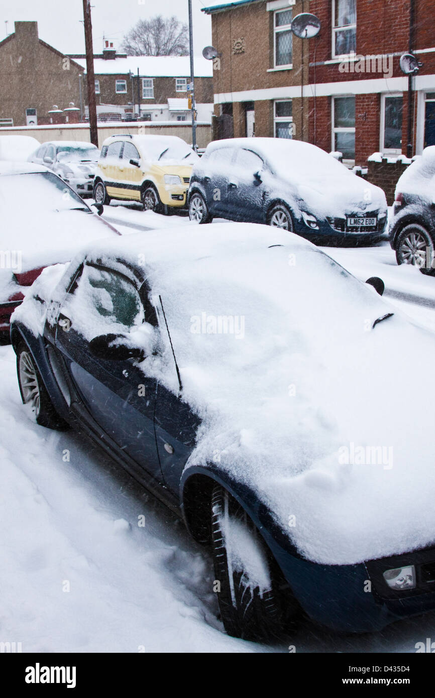 Snow covered cars Stock Photo - Alamy