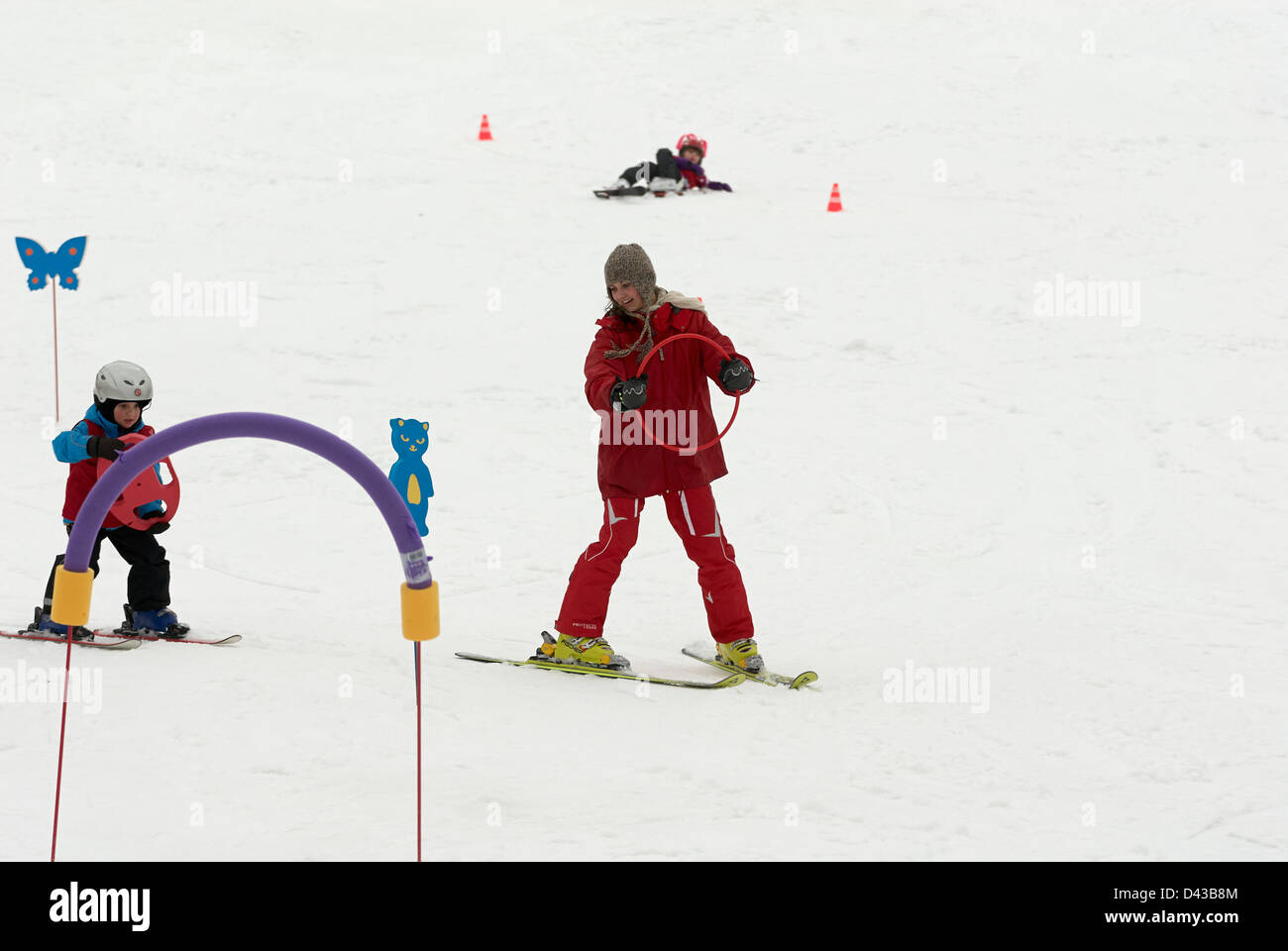 Children practice their form at ski school Stock Photo - Alamy