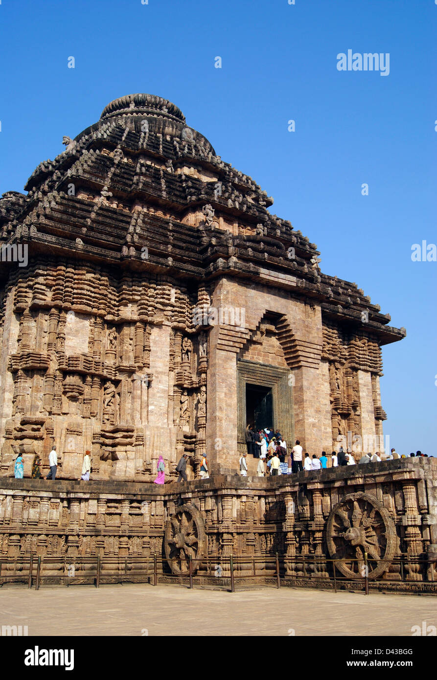 Konarak temple front angle full view hi-res stock photography and ...
