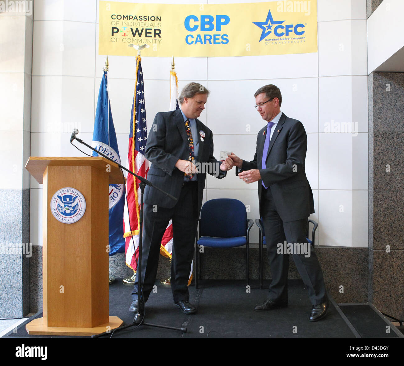 Federal law enforcement personnel hi-res stock photography and images ...