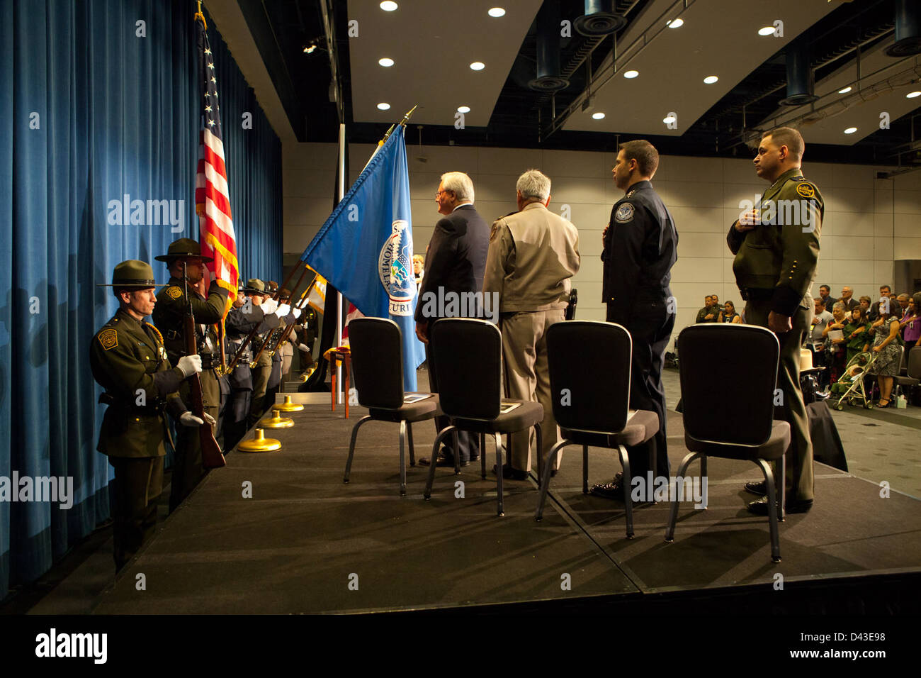 Women in military service memorial hi-res stock photography and images ...