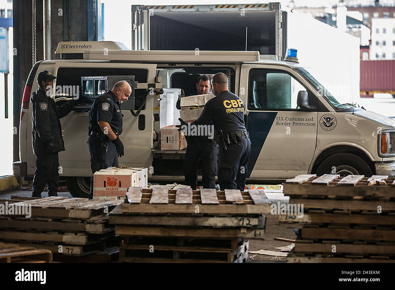 Cbp inspection hi-res stock photography and images - Alamy