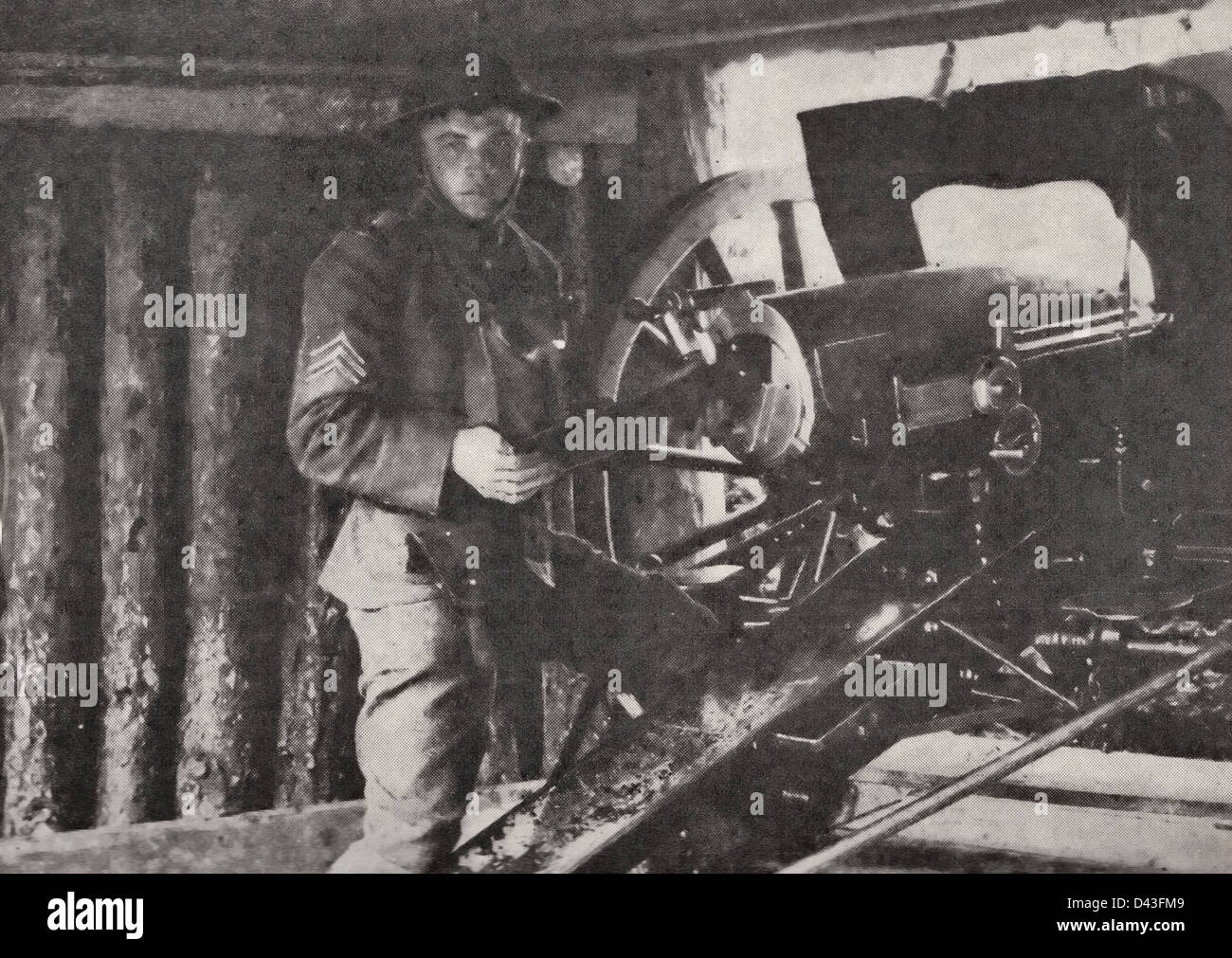 American soldier loading gun in France during World War I, 1917 Stock ...