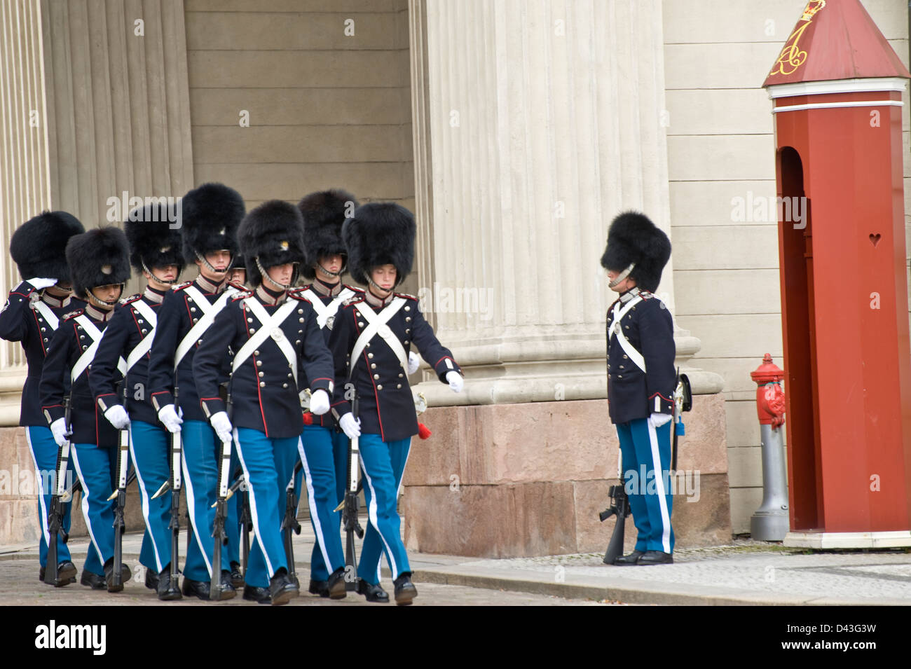 Royal uniform hi-res stock photography and images - Alamy