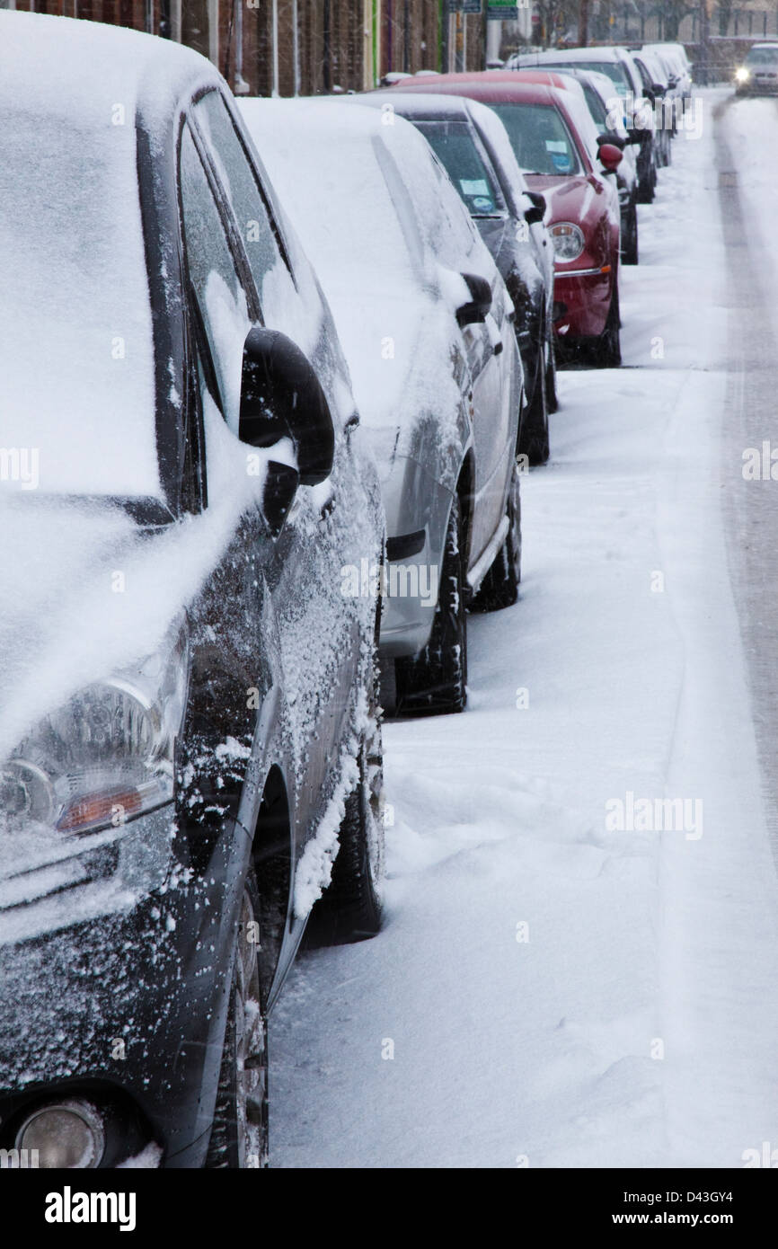 Cars snow hi-res stock photography and images - Alamy