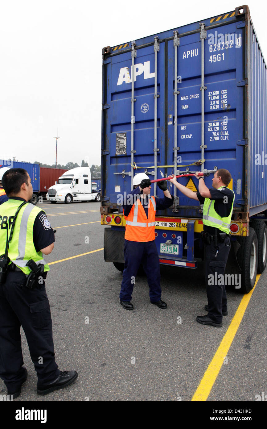 Cargo trucks at a border hi-res stock photography and images - Alamy