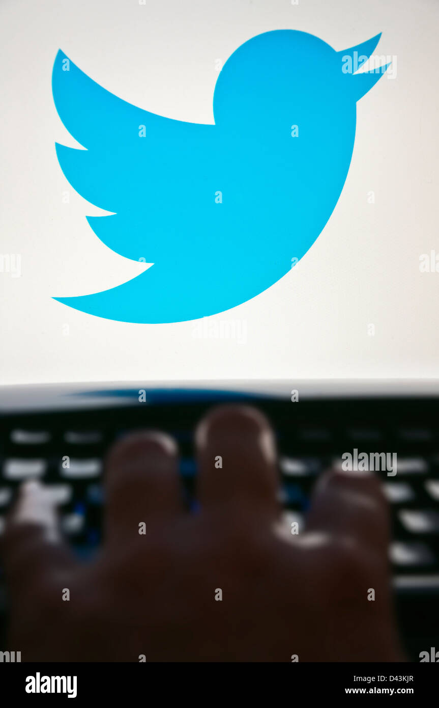 Twitter logo hi-res stock photography and images - Alamy