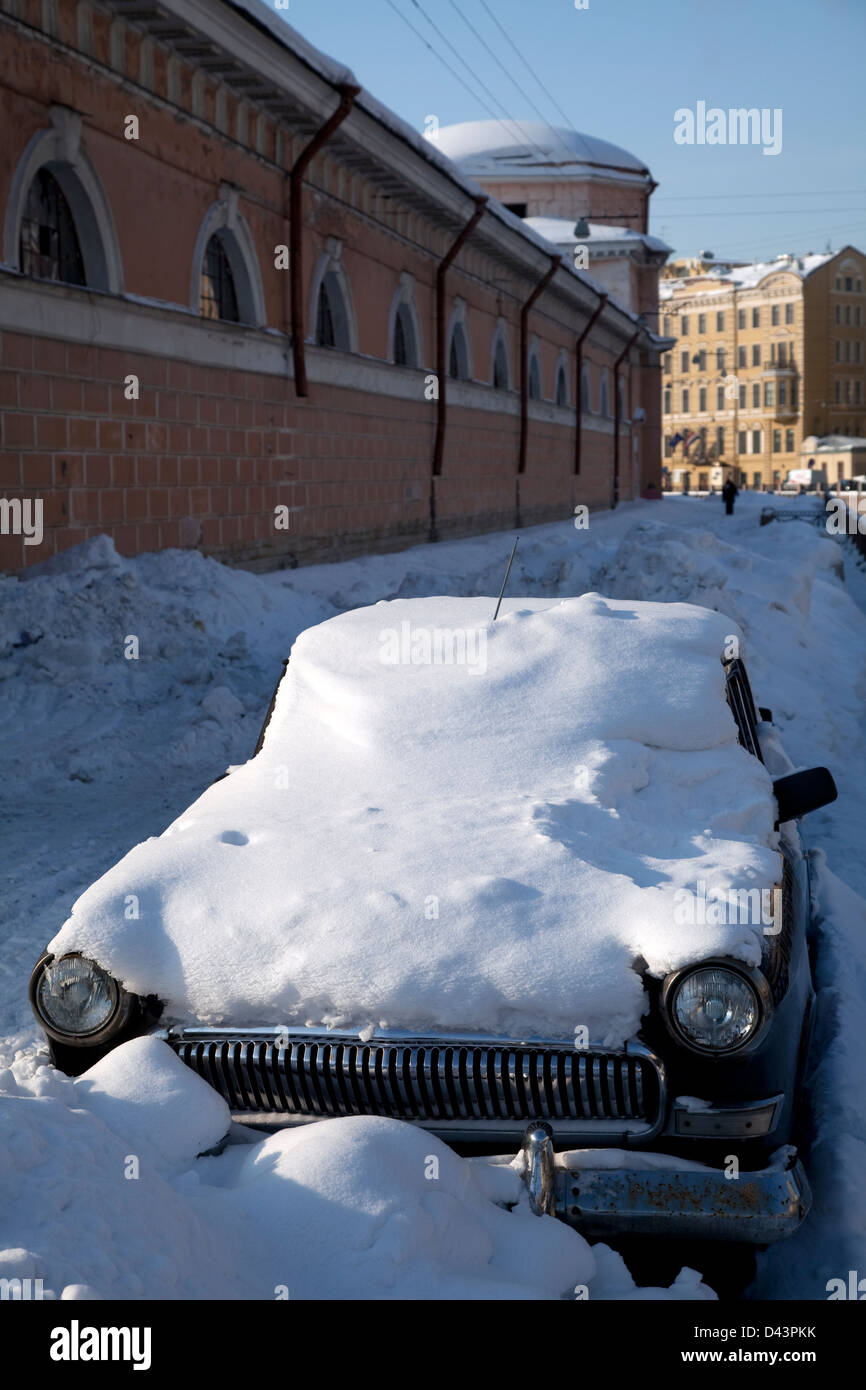 Snow covered car hi-res stock photography and images - Alamy