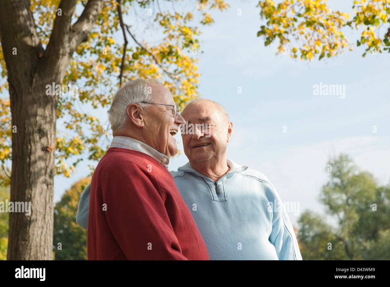 Two old men talking in park hi-res stock photography and images - Alamy