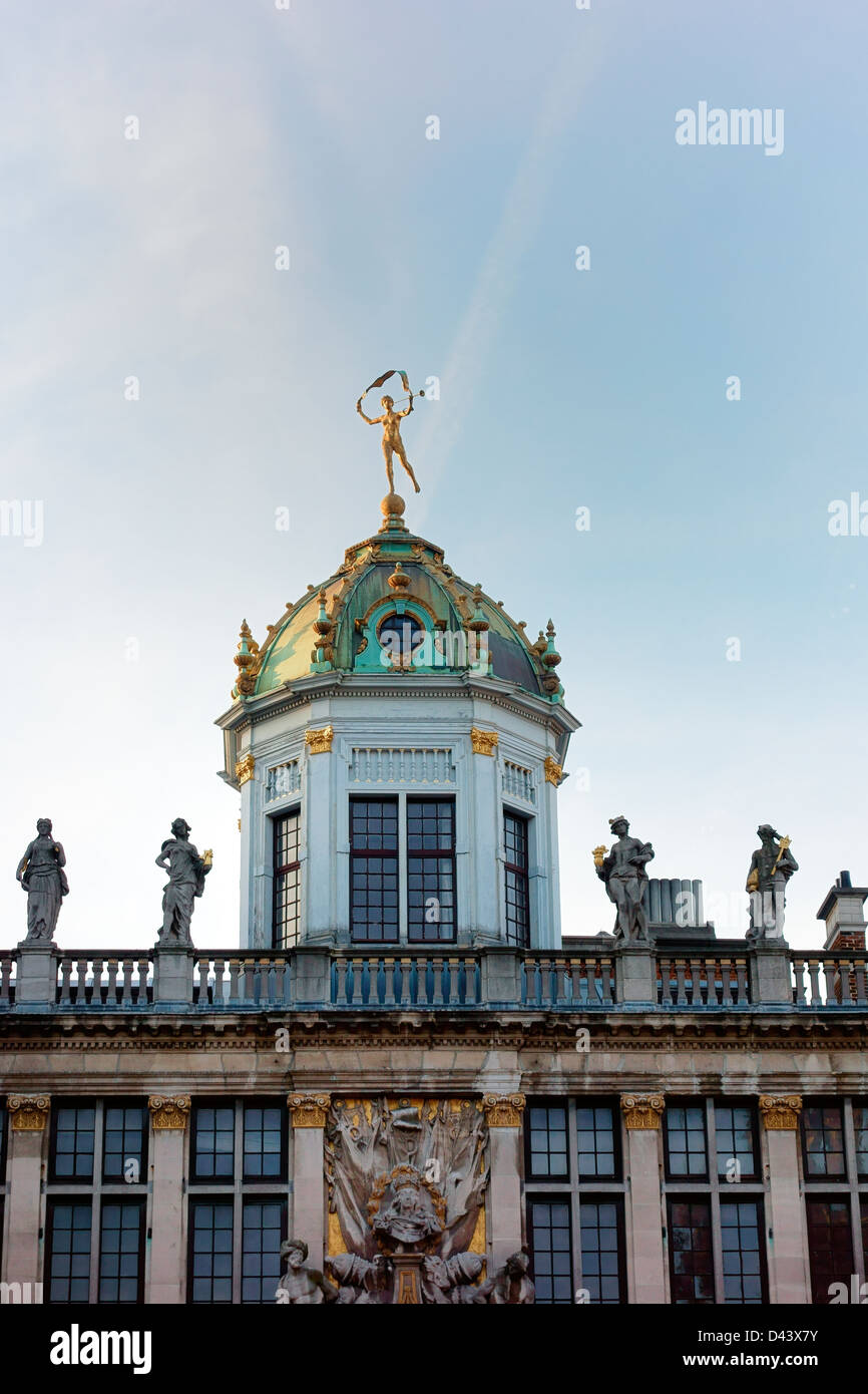 Statues on building roof hi-res stock photography and images - Alamy