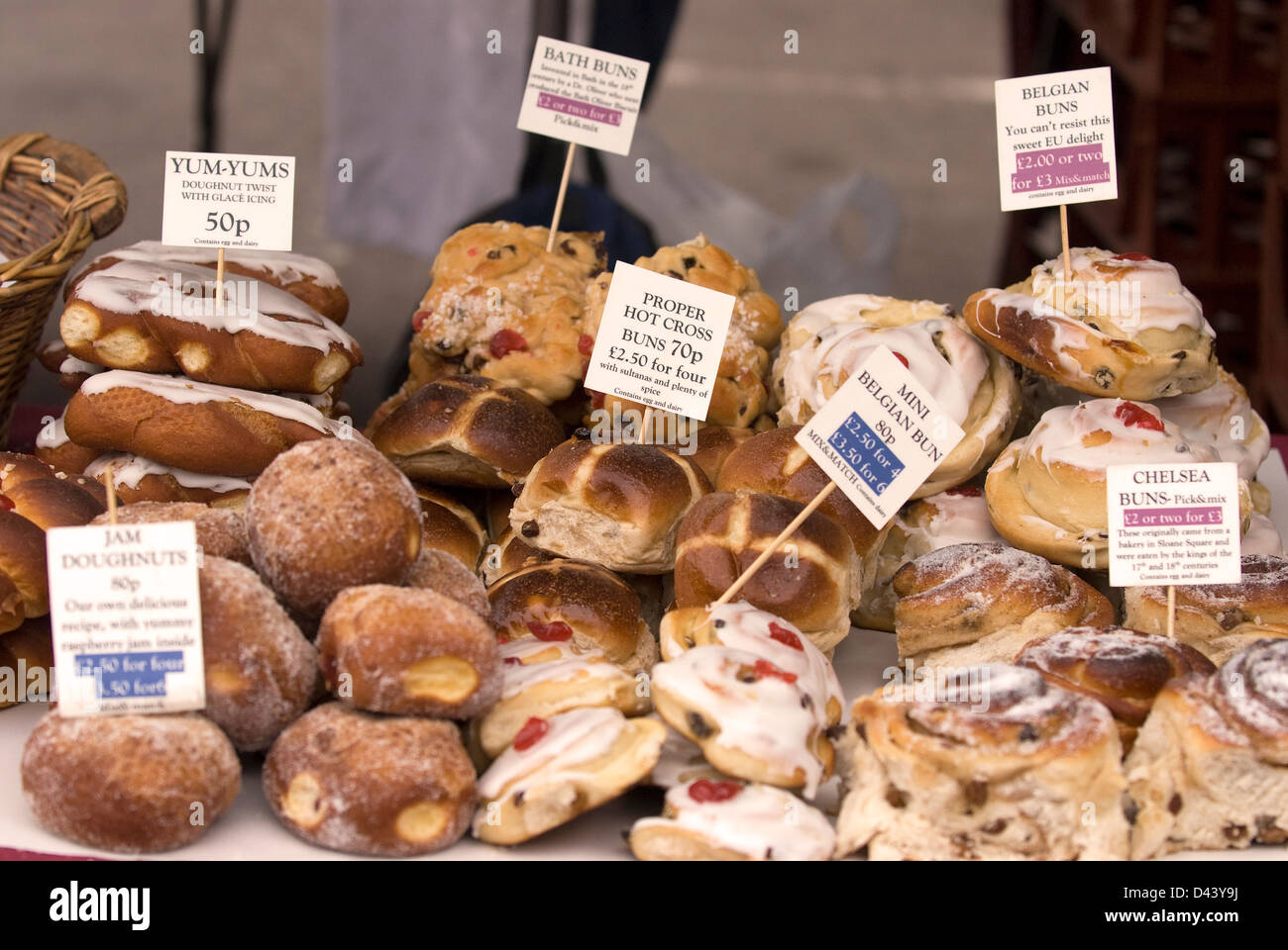 Buns on display at Farnham Farmers' Market, Farnham, Surrey, UK Stock ...